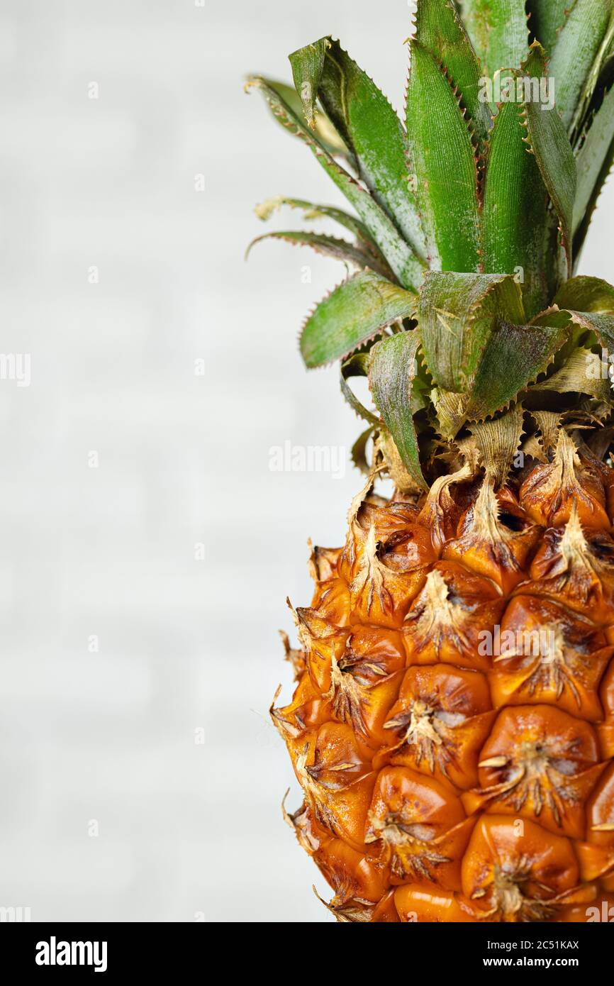 Close up photo of a pineapple fruit Stock Photo - Alamy