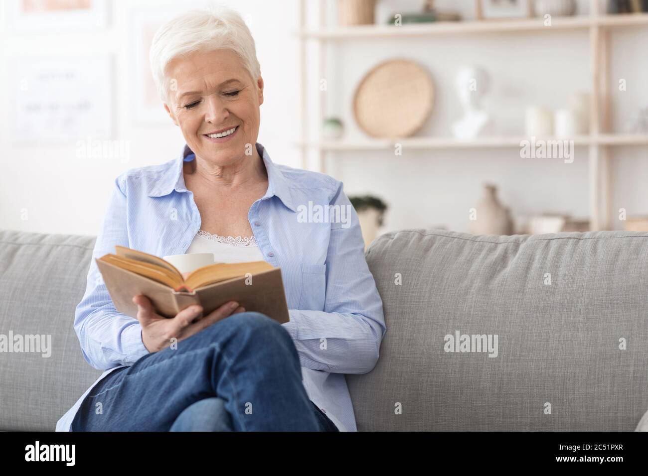 Old lady reading hi-res stock photography and images - Alamy