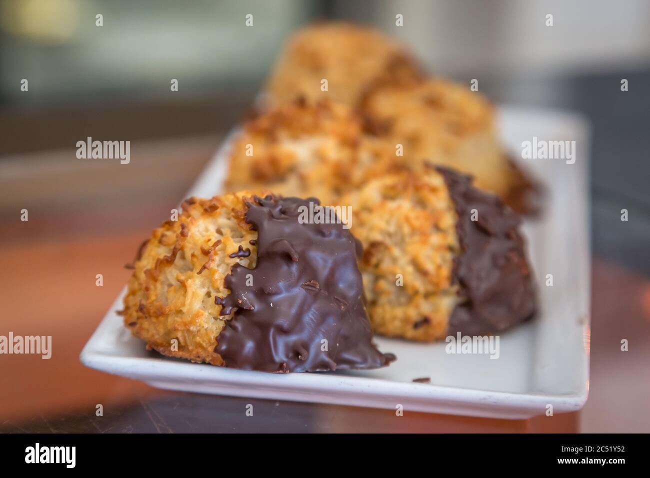 Sale of macaroons hi-res stock photography and images - Alamy