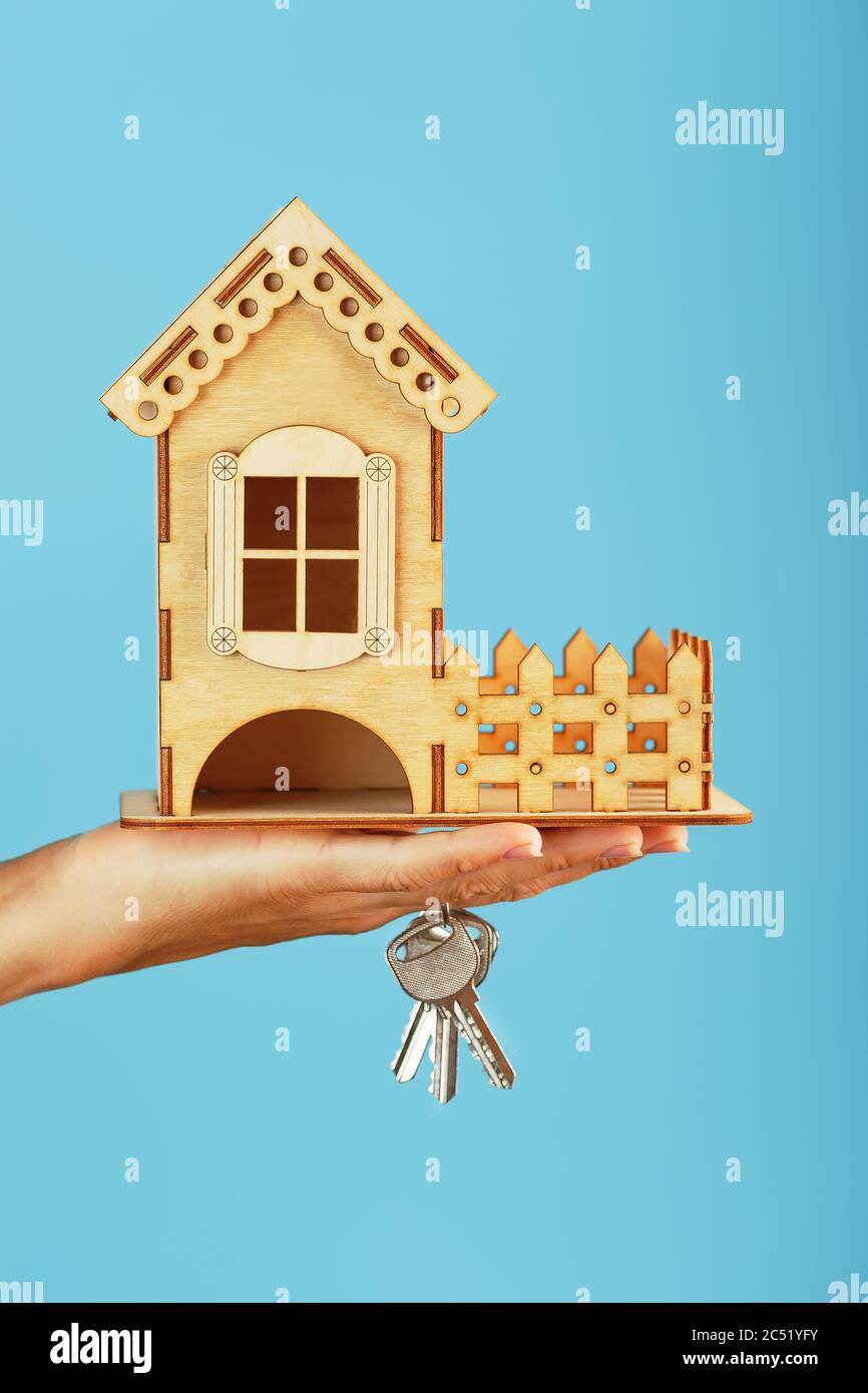 House keys on finger hi-res stock photography and images - Alamy