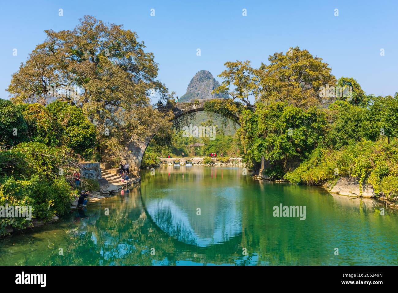 YANGSHUO, CHINA, 6 DECEMBER 2019: Fuli bridge on the Yulong River in ...