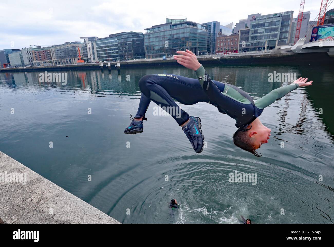 Evan burke jumps into river liffey hi-res stock photography and images ...