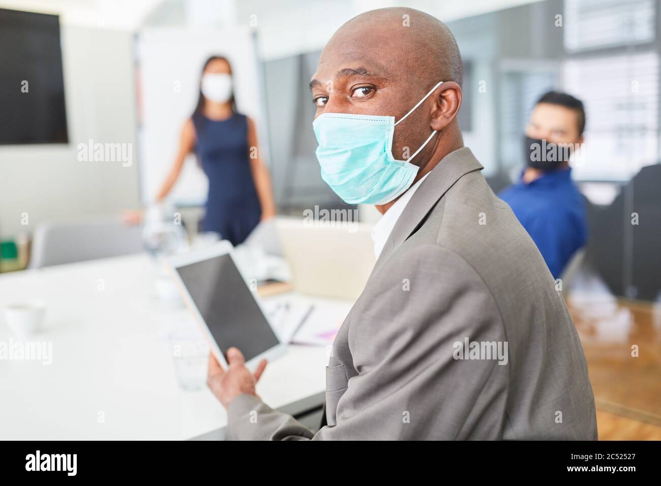 Office working mask meeting hi-res stock photography and images - Alamy