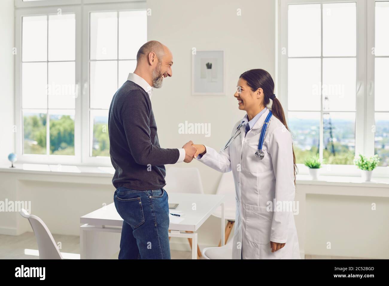 Nurse greeting patient hi-res stock photography and images - Alamy