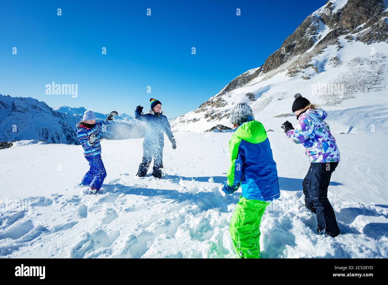 Snowball fight children hi-res stock photography and images - Alamy