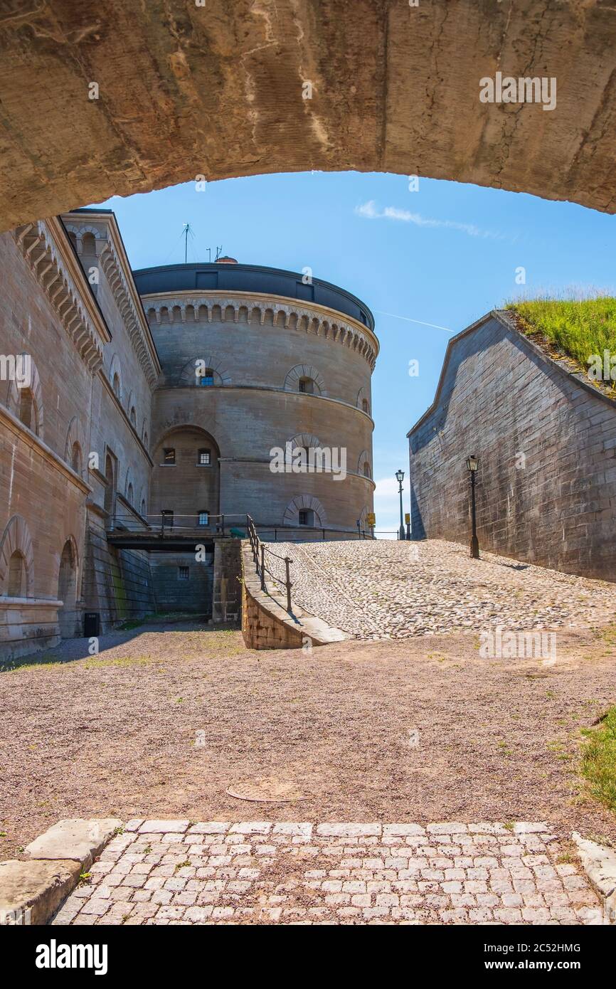 Fort castle gun courtyard outdoors hi-res stock photography and images ...