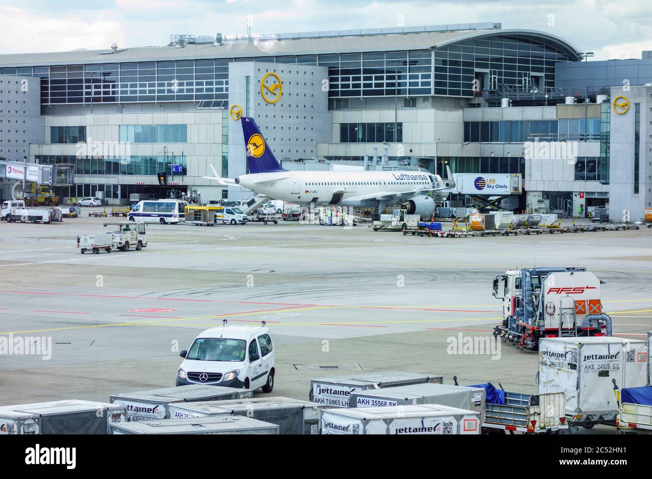 Airport terminal airfield hi-res stock photography and images - Alamy