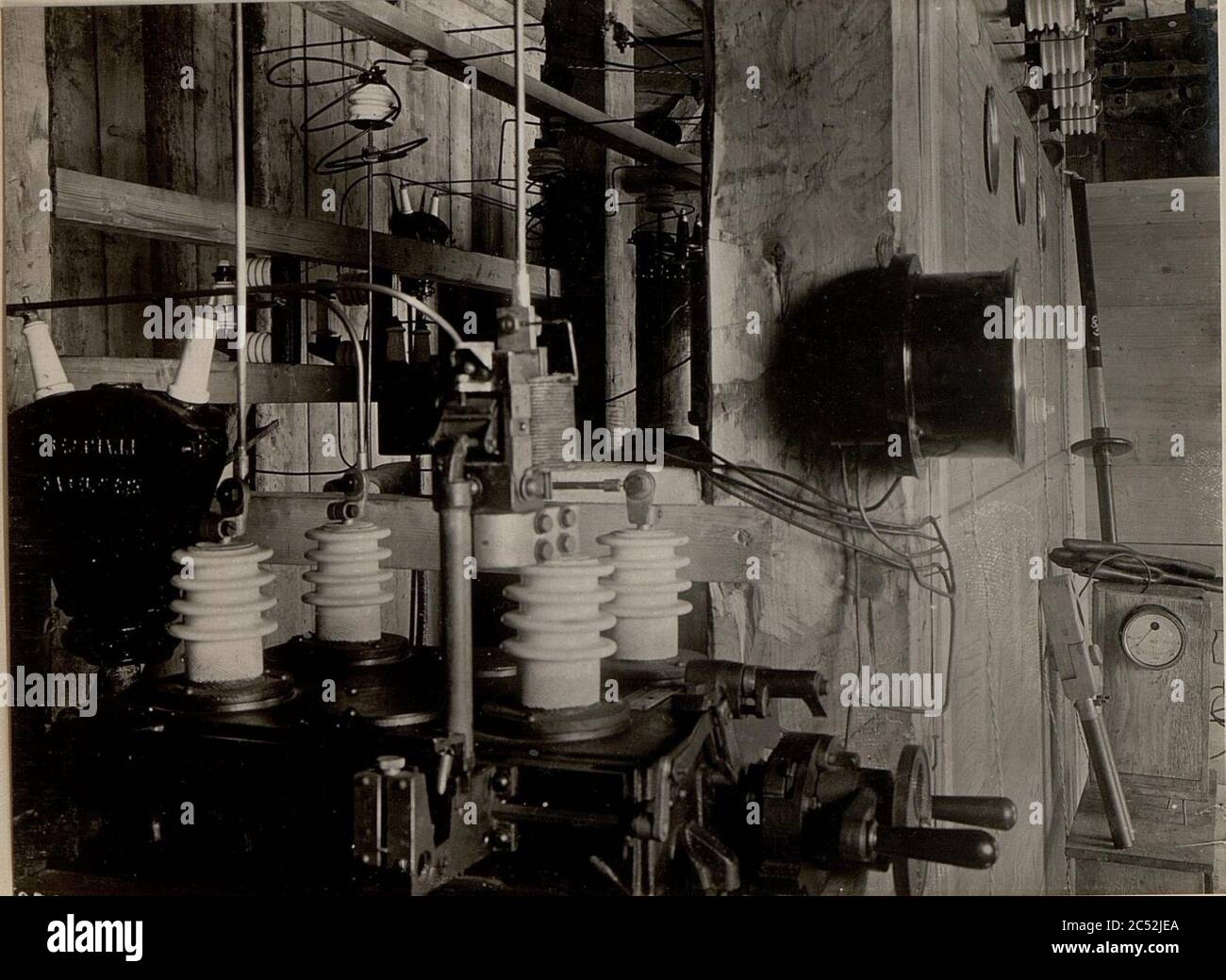 Innenraum des Schalthauses am Prasnik. Aufgenommen am 22.V.16 Stock ...