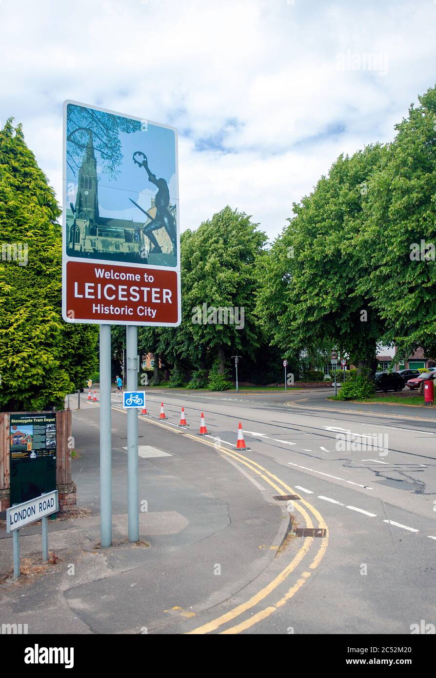 Reopening signs hi-res stock photography and images - Alamy