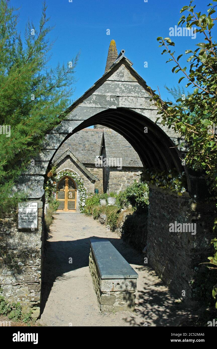 Slate archway and coffin rest, entrance path to St Enedoc's churchk Daymer Bay Stock Photo - Alamy