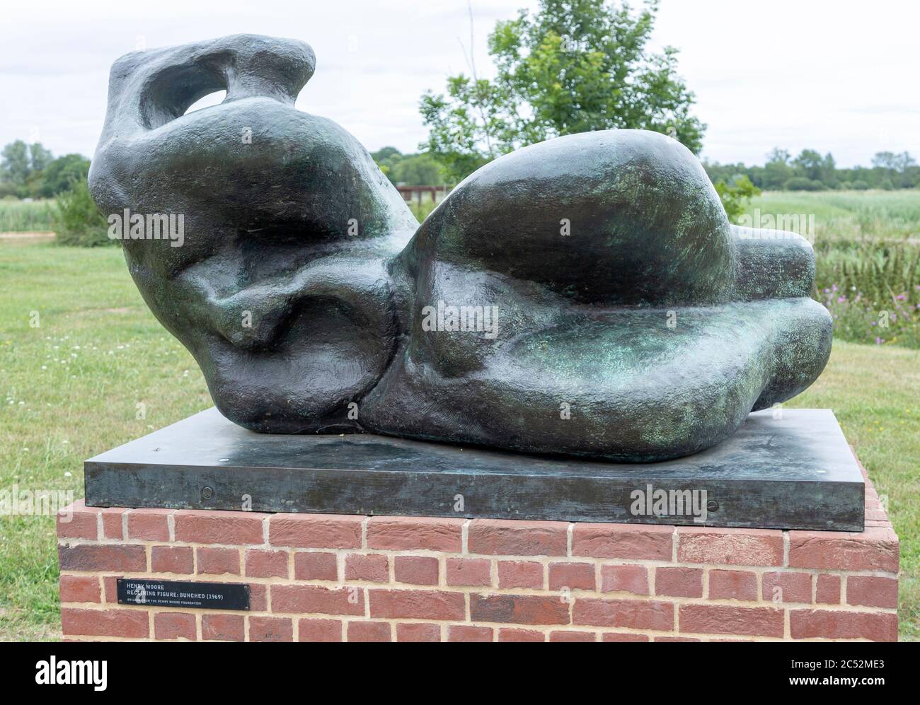 Henry Moore sculpture 1968 'Reclining Figure : Bunched' at Snape ...