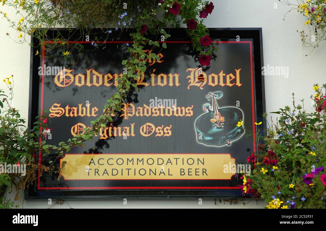 Pub sign golden lion hi-res stock photography and images - Alamy