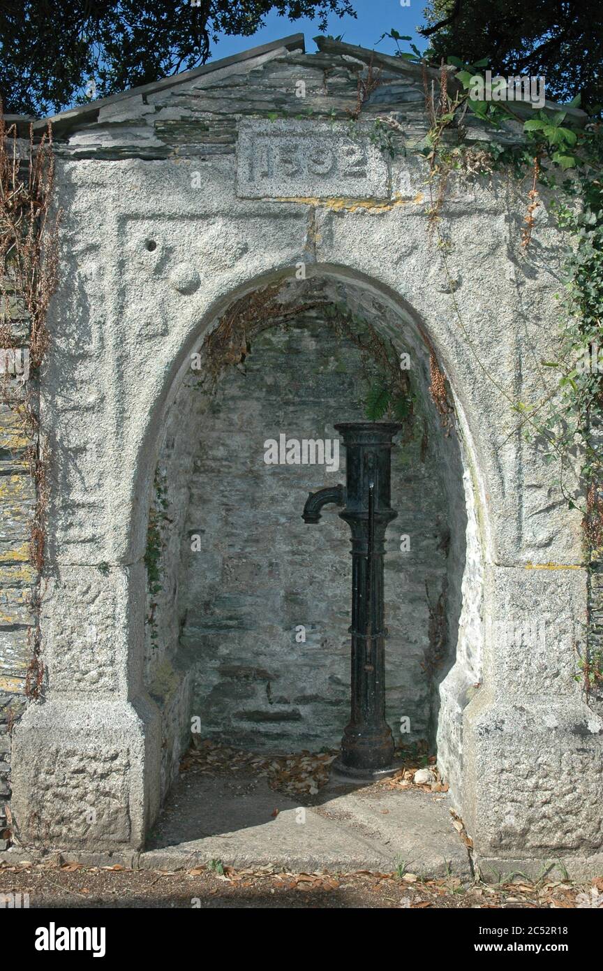 Round stone water well hi-res stock photography and images - Alamy