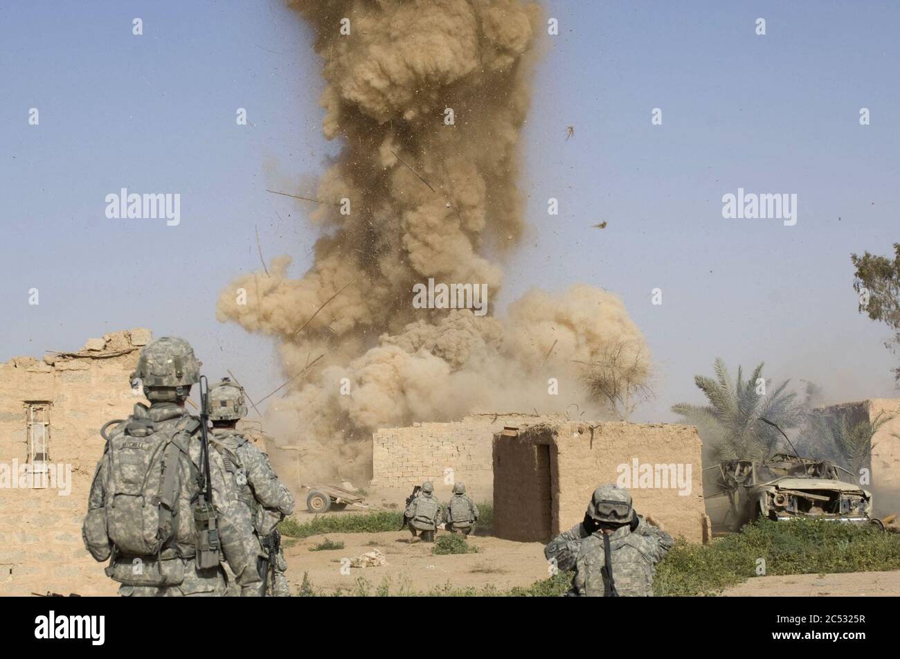 Iraqi, U.S. soldiers conduct clearing operation in Shuzayf Stock Photo ...