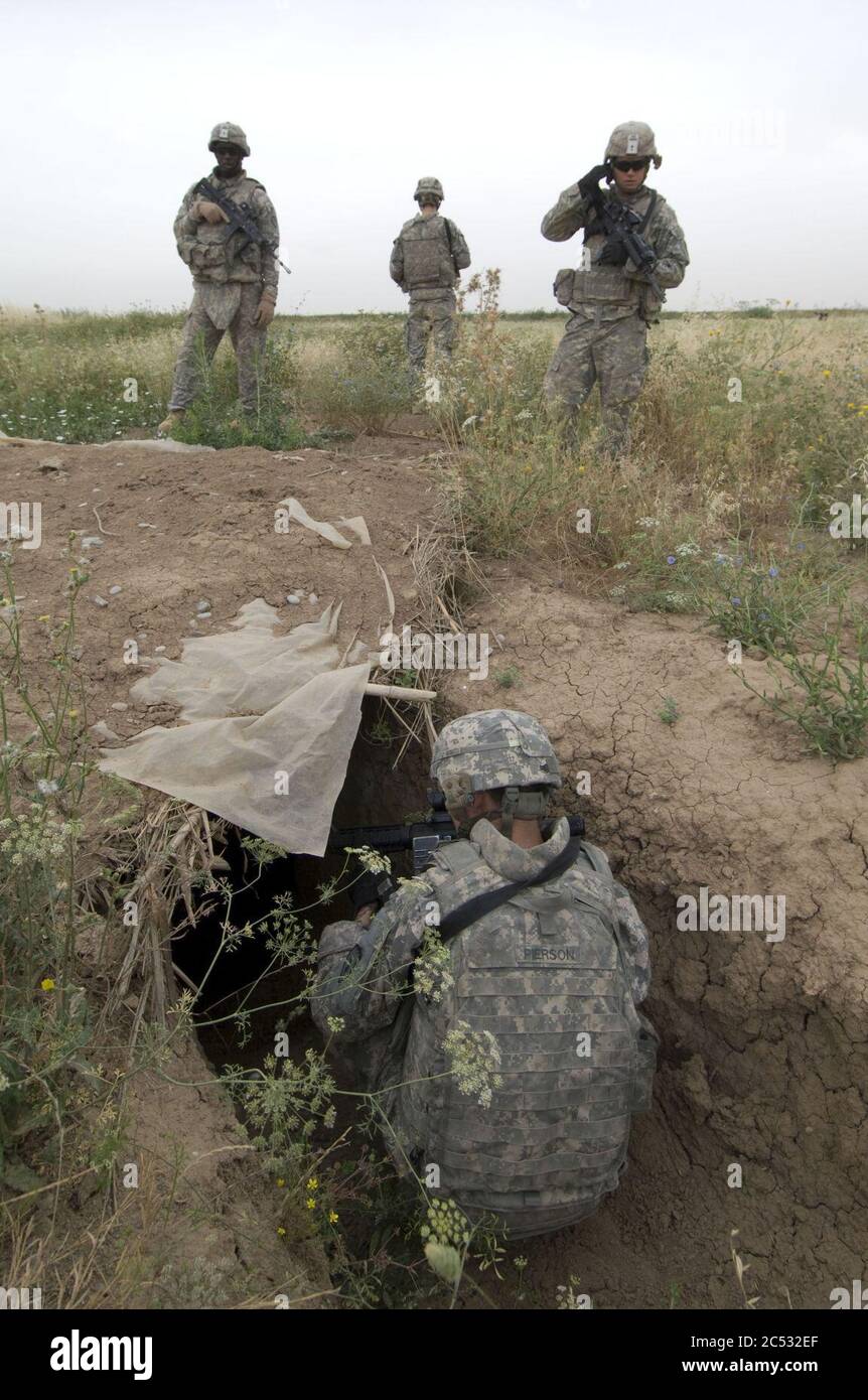 Iraqi soldiers conduct clearing operation in Kala Hussein Stock Photo ...
