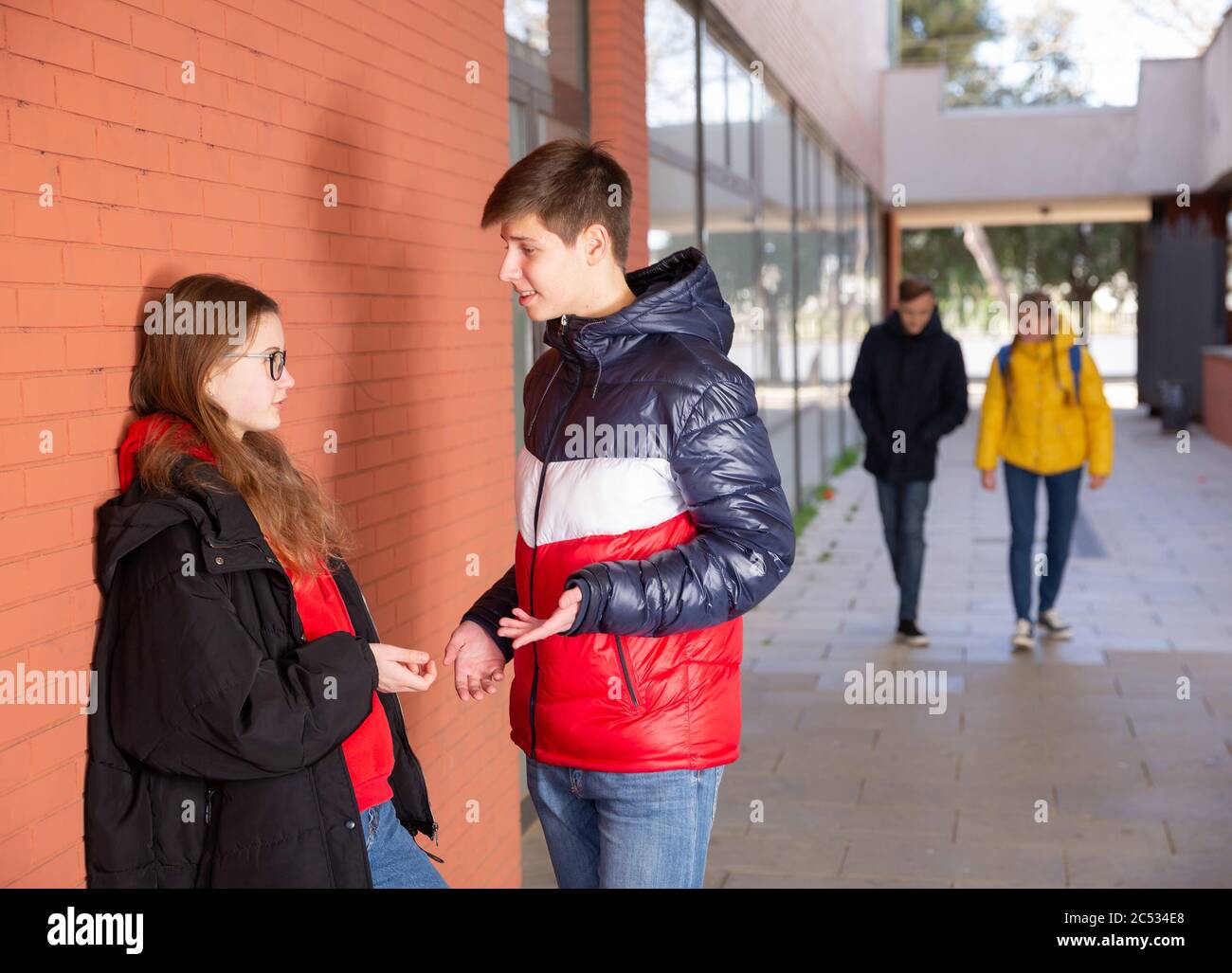 Teen boy and girl talking in street hi-res stock photography and images ...