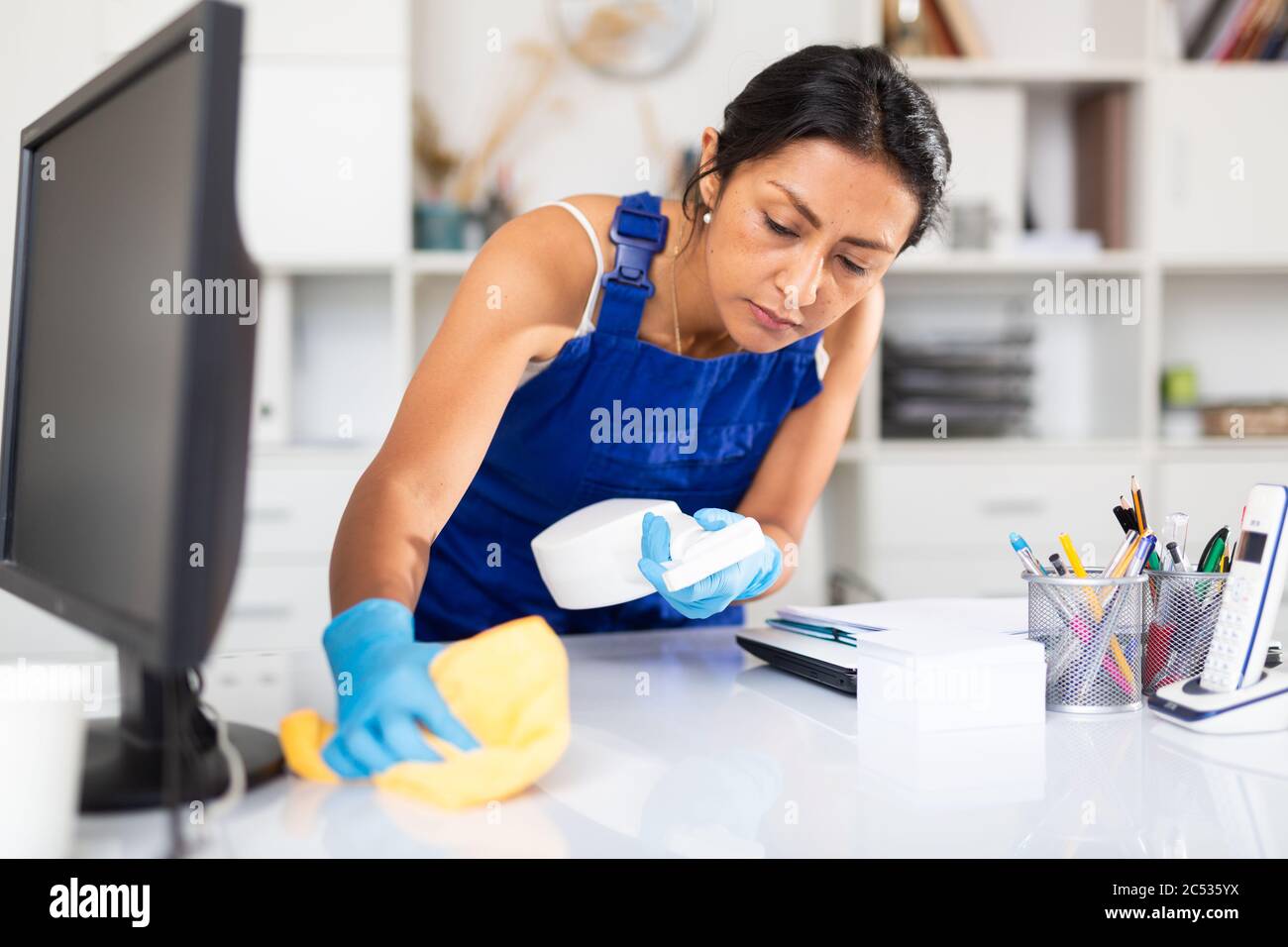 Janitor hispanic woman hi-res stock photography and images - Alamy