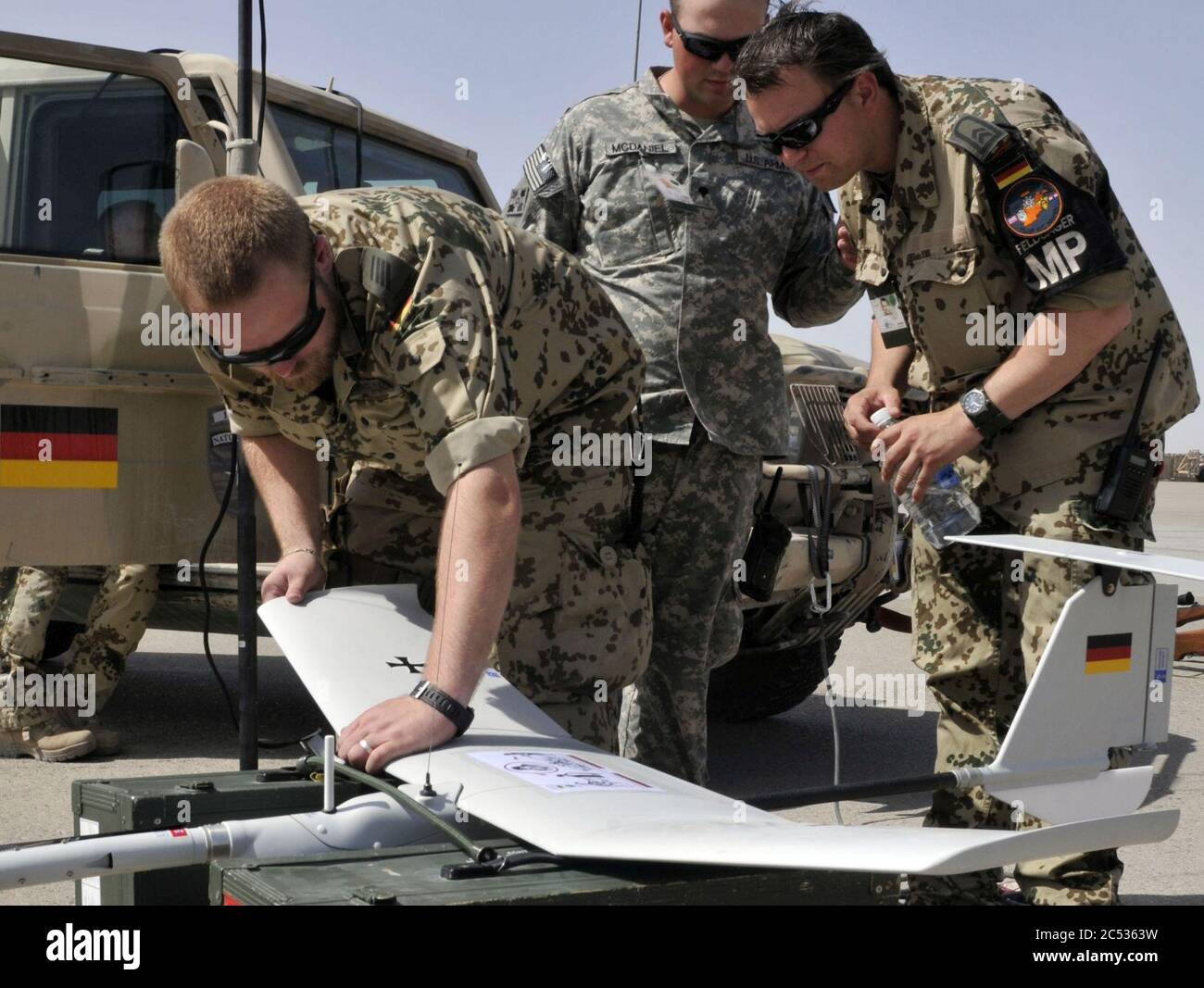 ISAF aircraft-weapons familiarization Stock Photo - Alamy