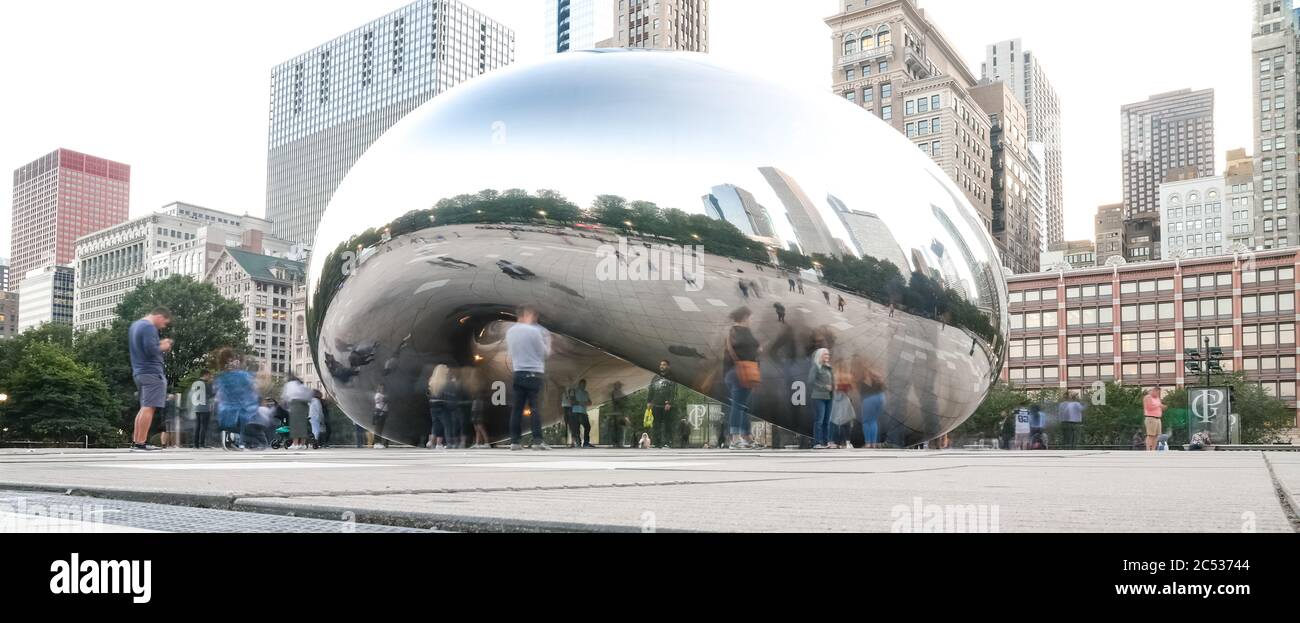 Chiago Skyline reflected in Cloud Gate a.k.a. The Bean Stock Photo - Alamy