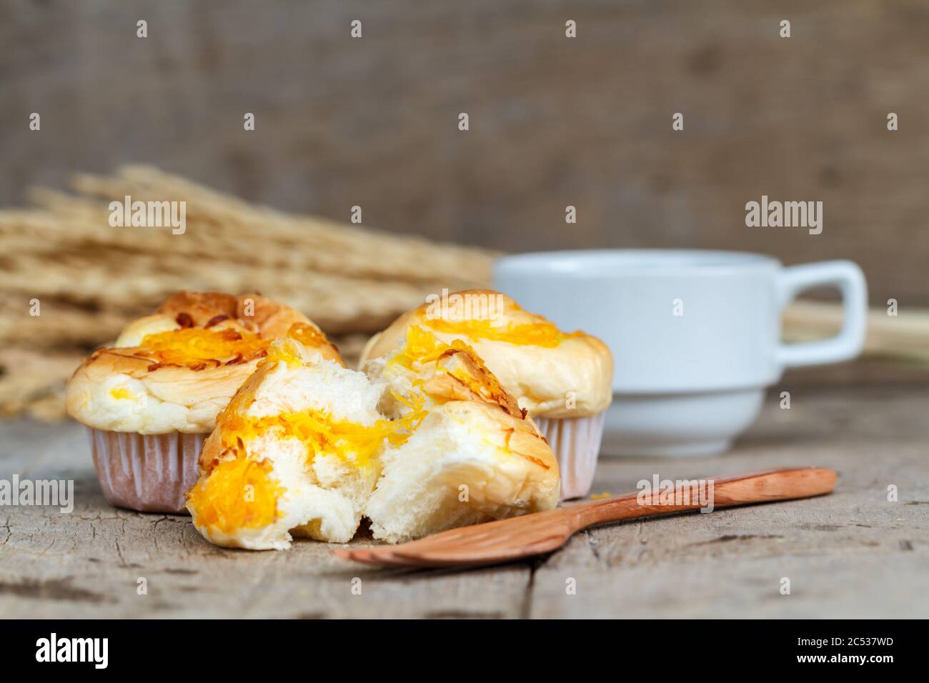 Golden threads thai dessert hi-res stock photography and images - Alamy