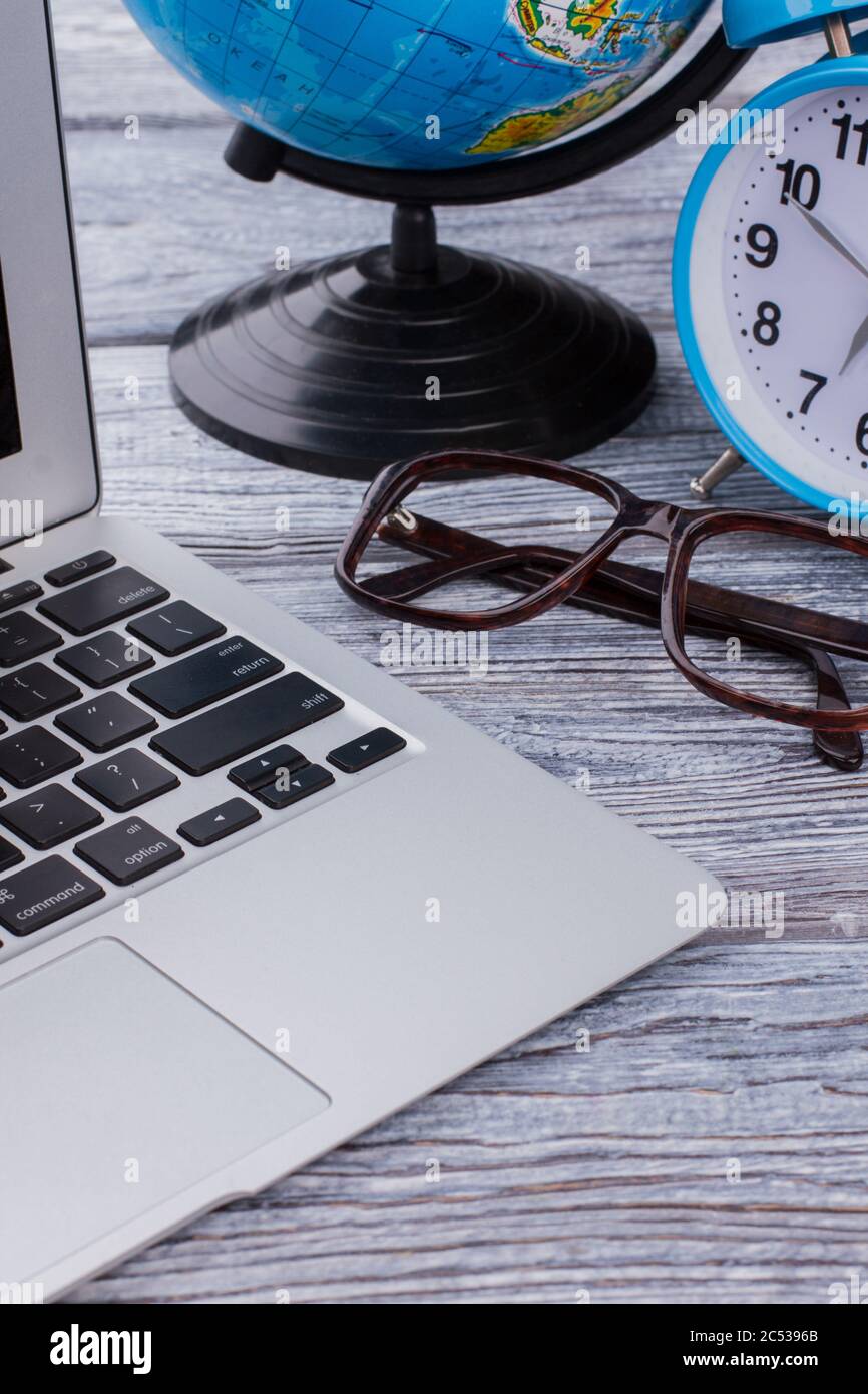 Laptop clock hi-res stock photography and images - Alamy