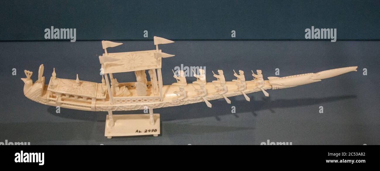 India, pirogue with rowers, model Stock Photo - Alamy