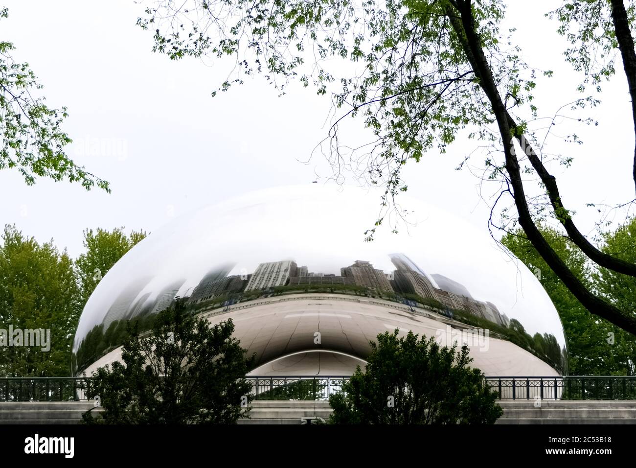 Omphalos of the cloud gate sculpture hi-res stock photography and ...