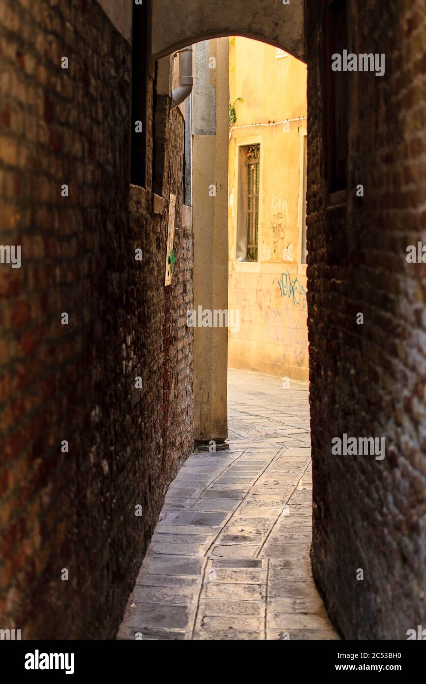 Narrow alley in Venice, Italy Stock Photo - Alamy