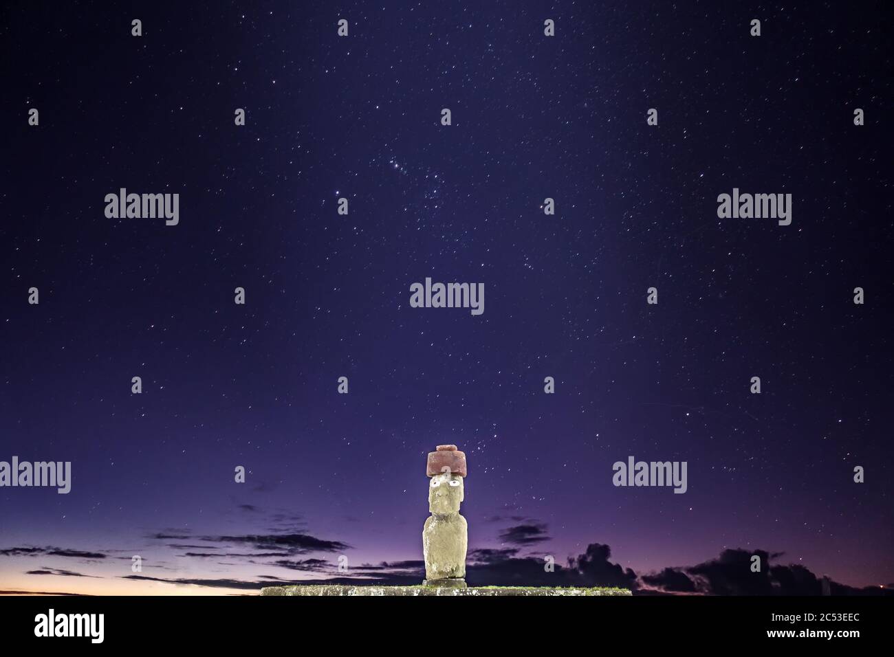 Single moai at night with stars in the sky Stock Photo - Alamy