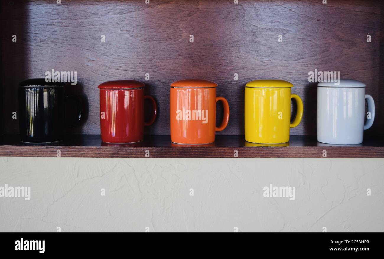 Row of mugs hi-res stock photography and images - Alamy