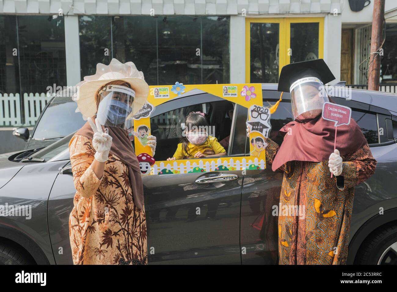 Drive thru graduation hi-res stock photography and images - Alamy