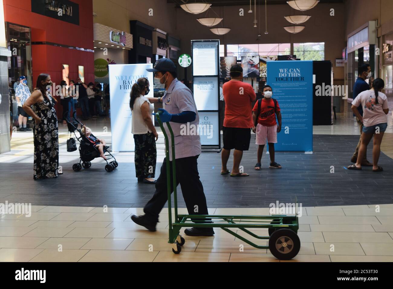 Mall signs and long lines hi-res stock photography and images - Alamy