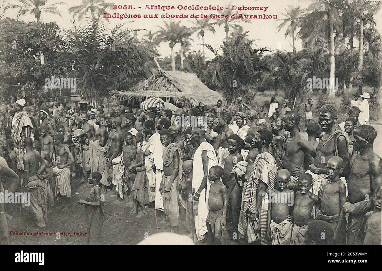 Indigènes aux abords de la gare d'Avrankou (Dahomey Stock Photo - Alamy