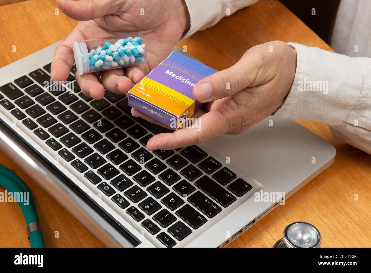 Doctor at the computer explains to the patient how to use the medicine ...
