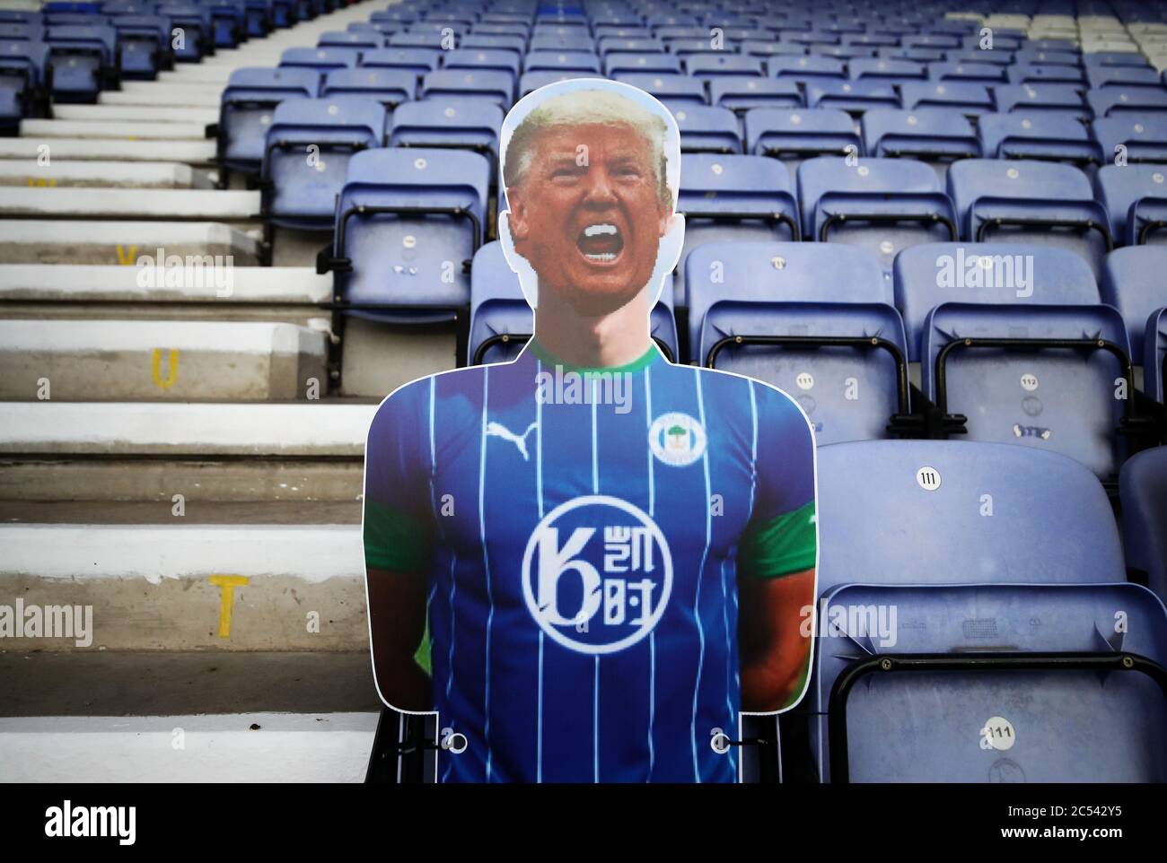 Donald trump cardboard cutout hi-res stock photography and images - Alamy