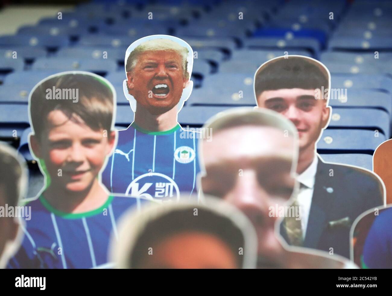 Trump cardboard cutout hi-res stock photography and images - Alamy