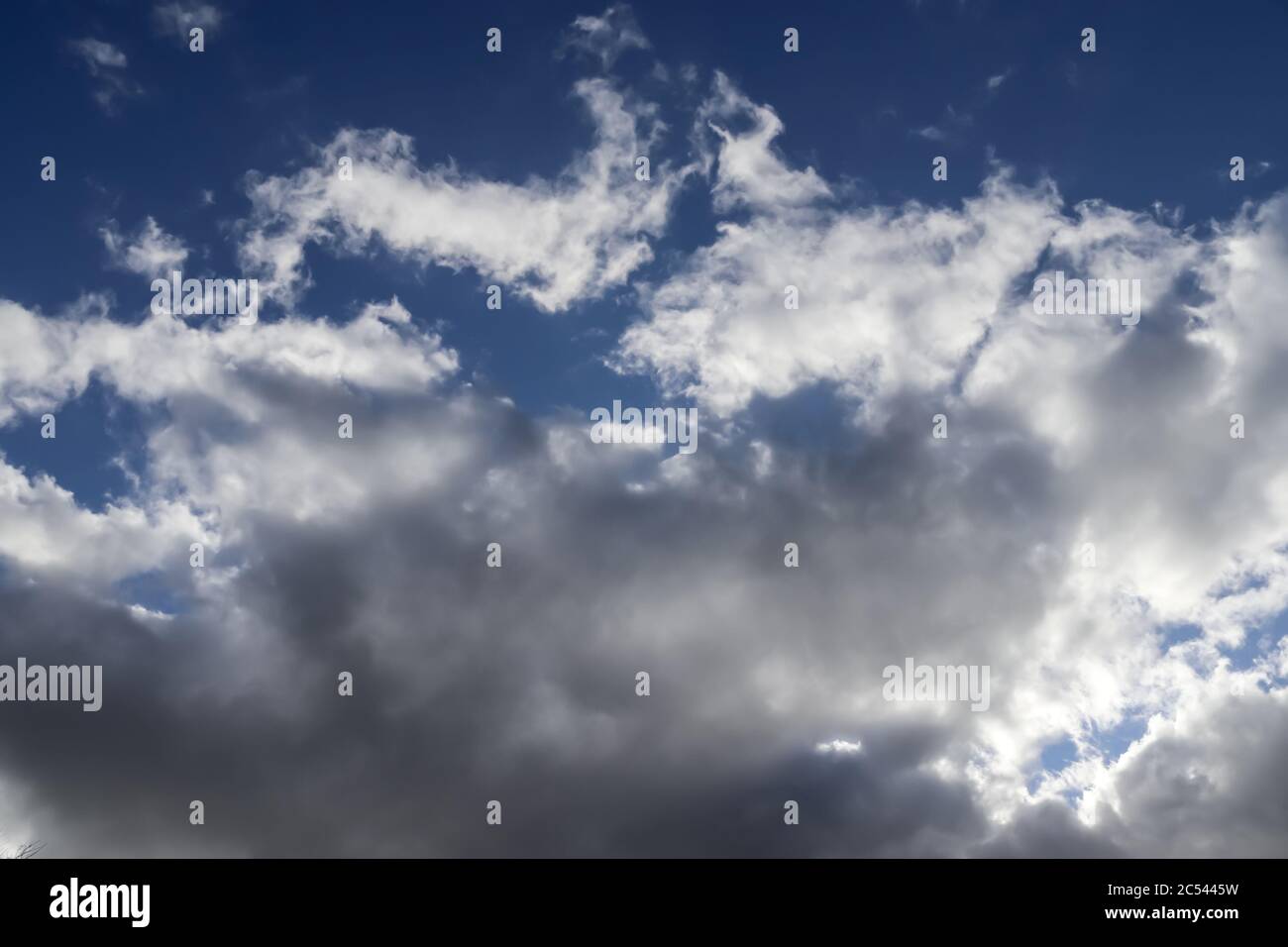 Stunning dark cloud formations in the sky right before a thunderstorm ...