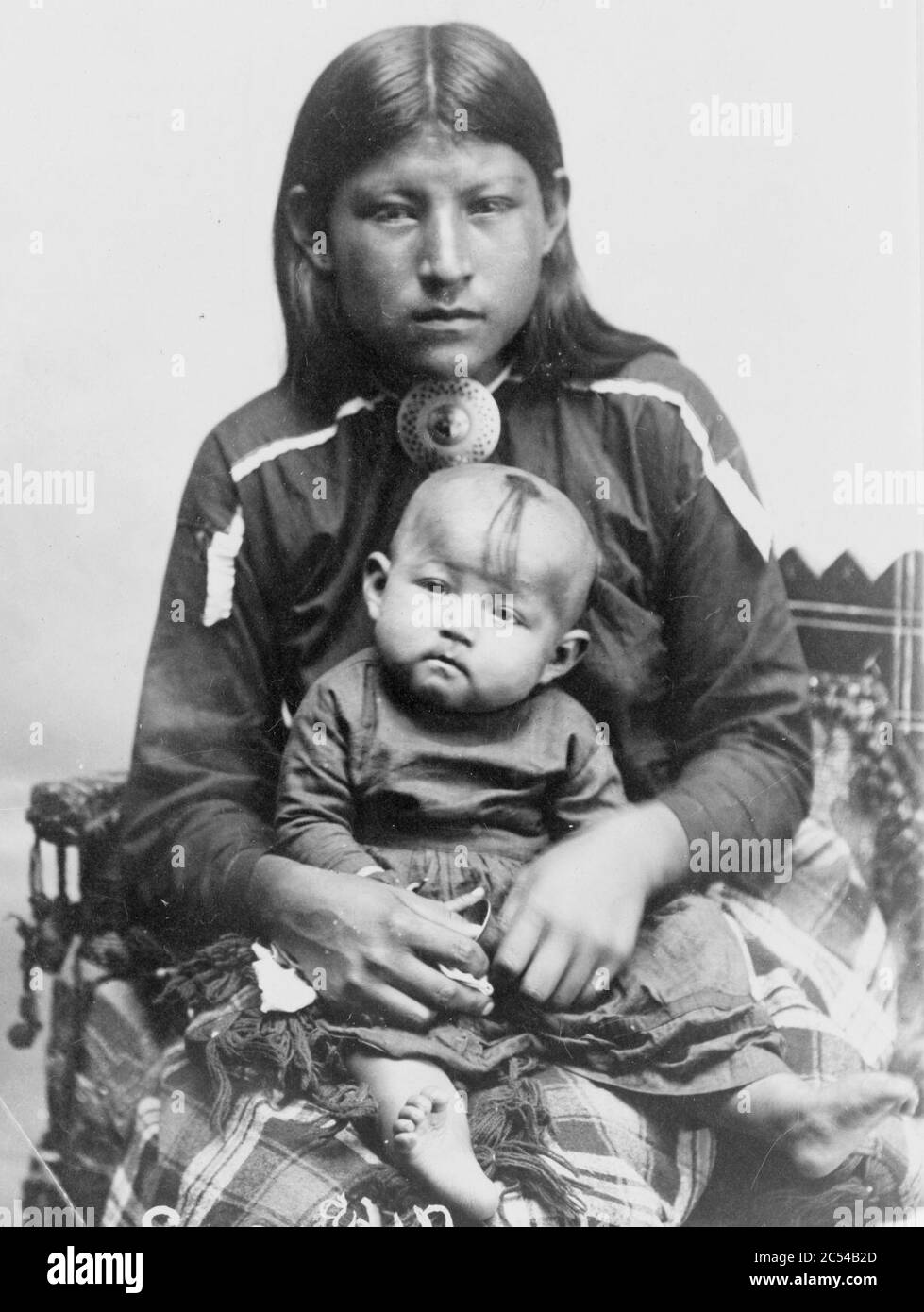 Indian mother and papoose Stock Photo - Alamy