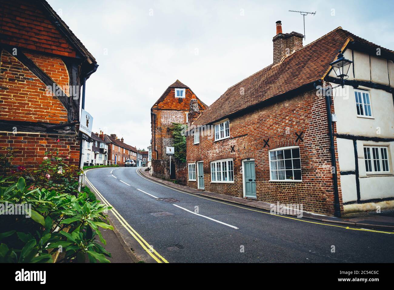 Old medieval street in the historic village of Wickham in Hampshire ...