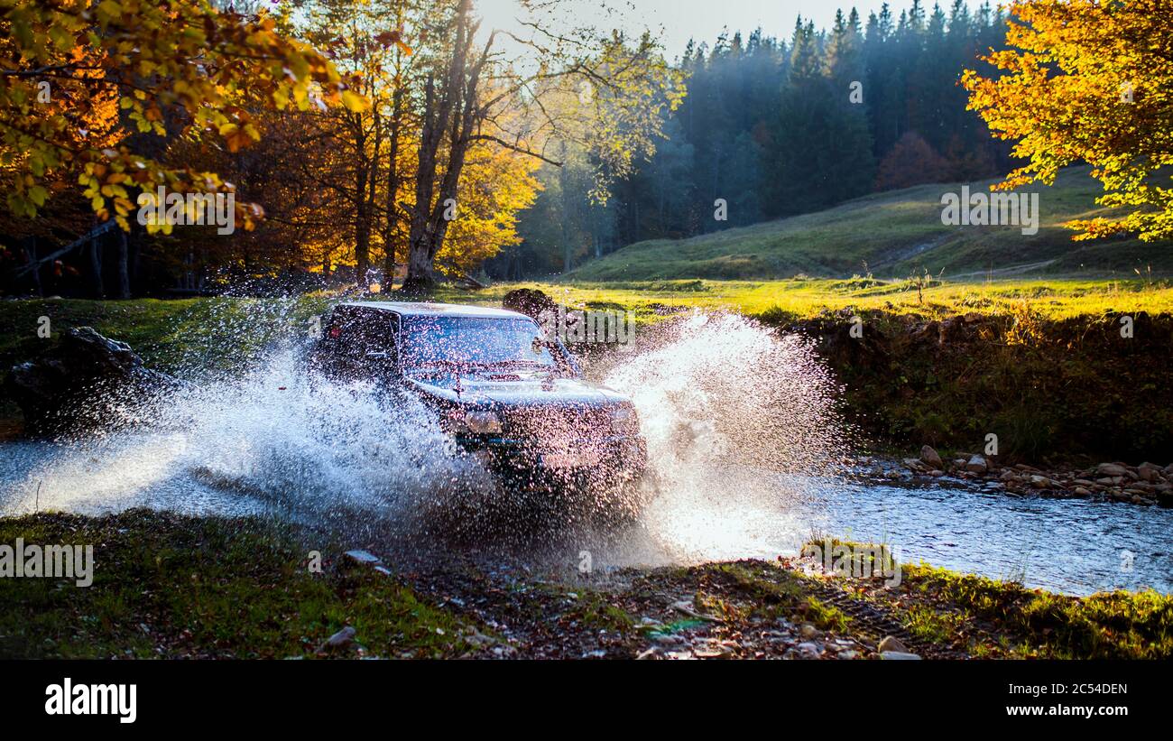 Extreme offroad car through river hi-res stock photography and images ...
