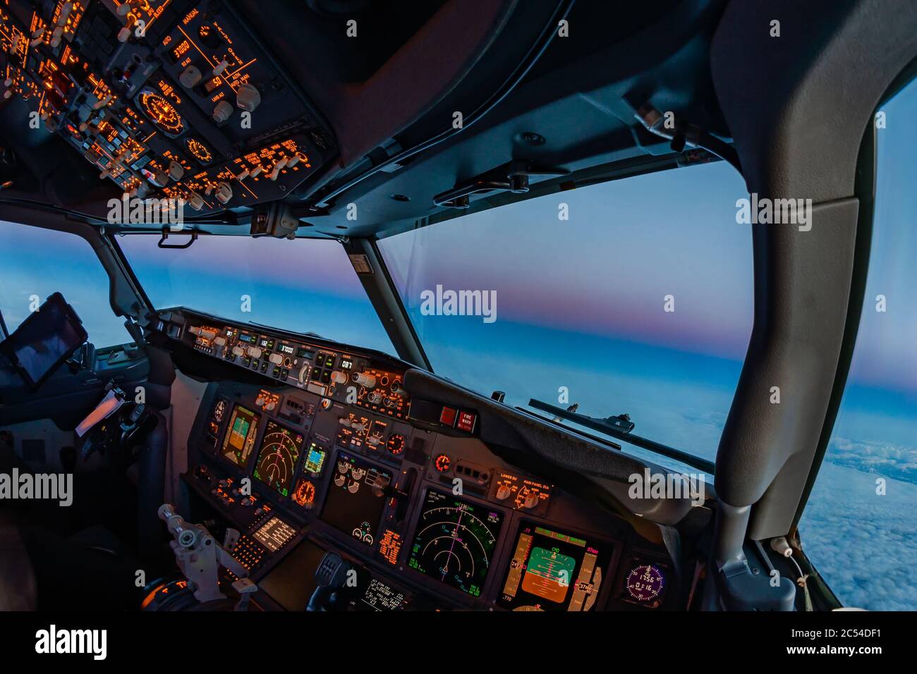 Cockpit airplane boeing crew hi-res stock photography and images - Alamy