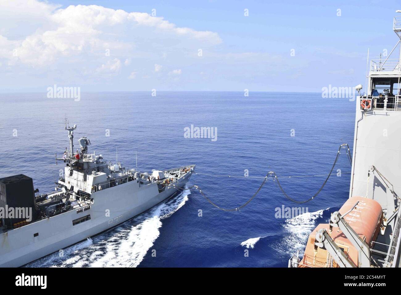 INS Kiltan replenishment at sea by USNS Richard E. Byrd Stock Photo - Alamy