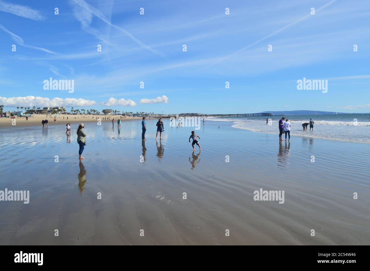 Sunday visitors scattered along Venice Beach during low tide Stock ...