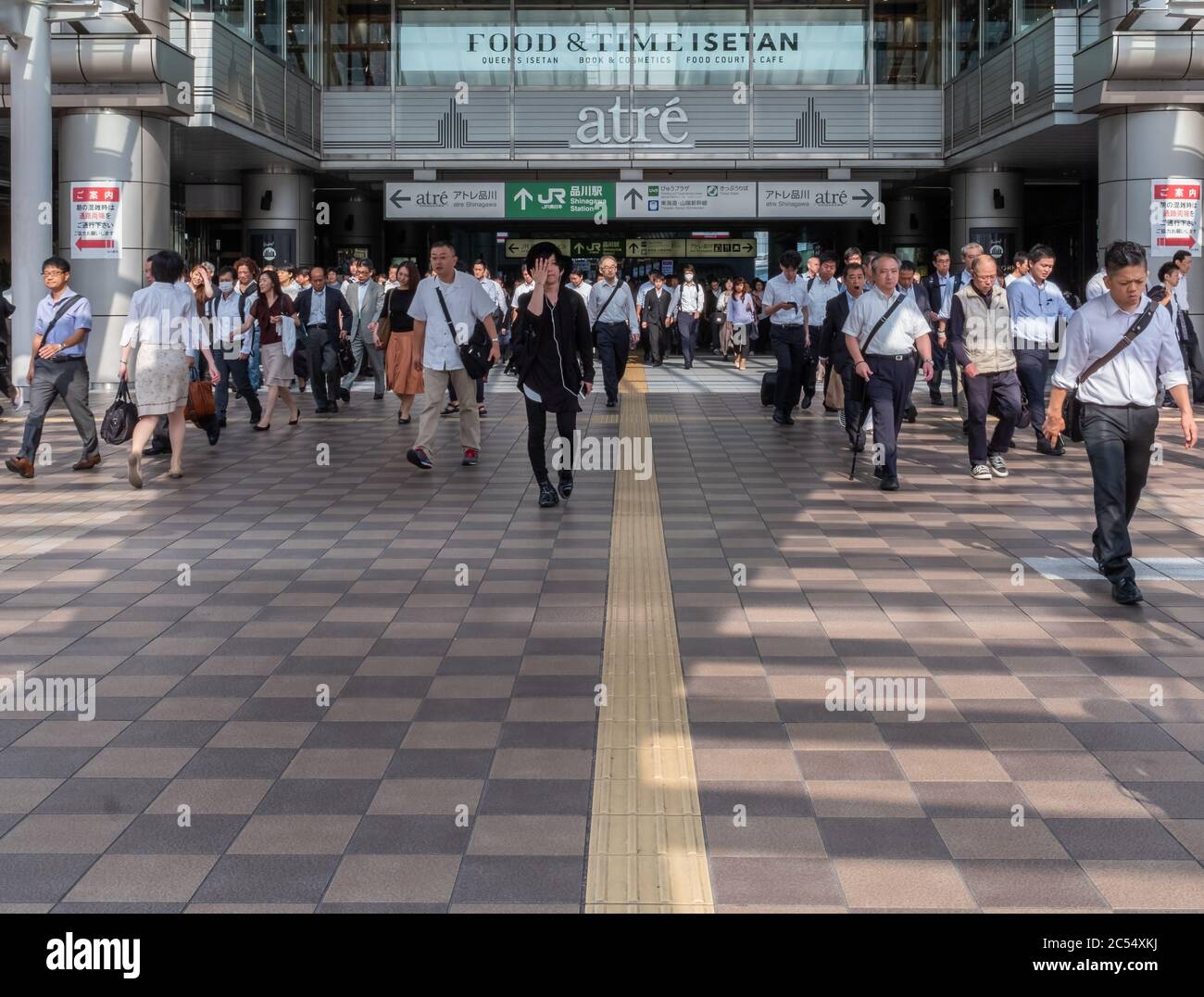 Japanese office worker commuting and walking at Shinagawa Train Station ...