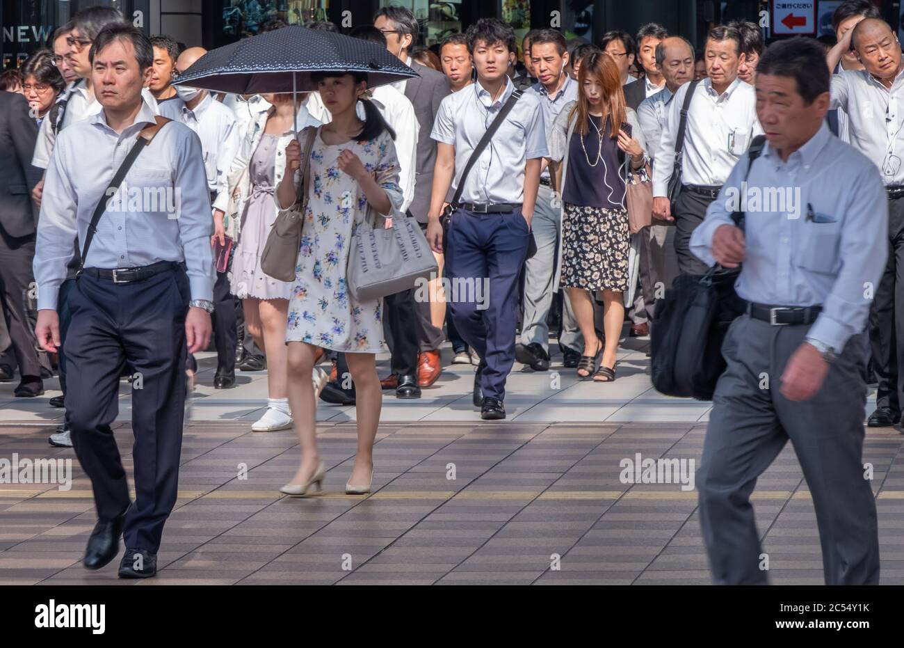 Japanese office worker commuting and walking at Shinagawa Train Station ...
