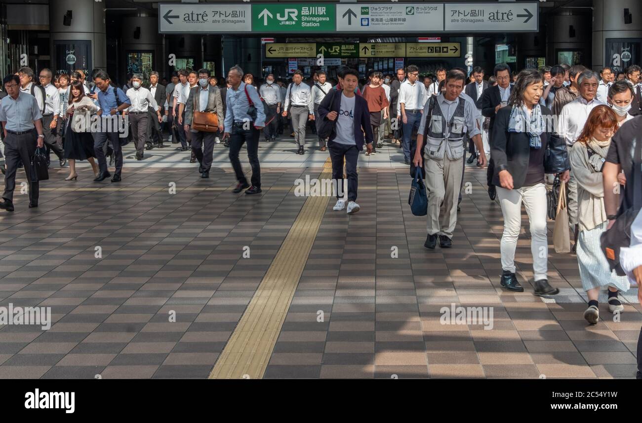 Japanese office worker commuting and walking at Shinagawa Train Station ...