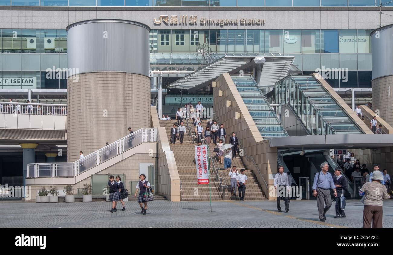 Office worker walking hi-res stock photography and images - Alamy
