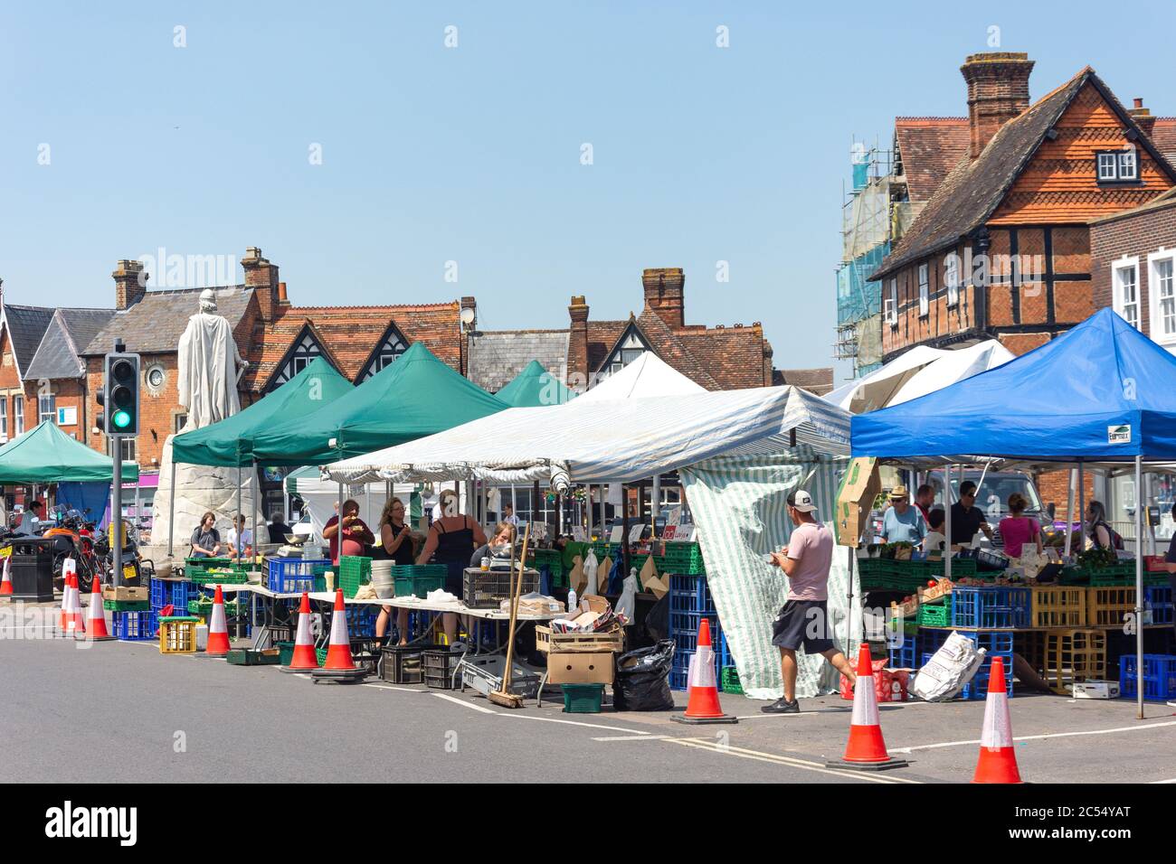 King alfred statue hi-res stock photography and images - Alamy