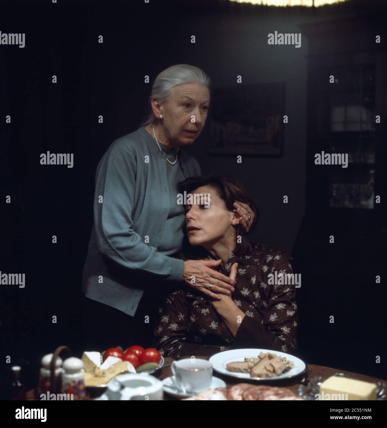 Edith Heerdegen tröstet Judy Winter am Abendbrottisch in Notisgnale: Im ...