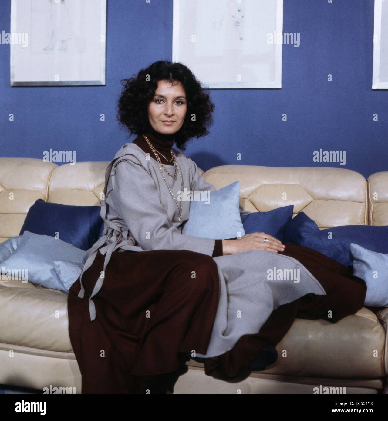 Schauspielerin sitzt hi-res stock photography and images - Alamy